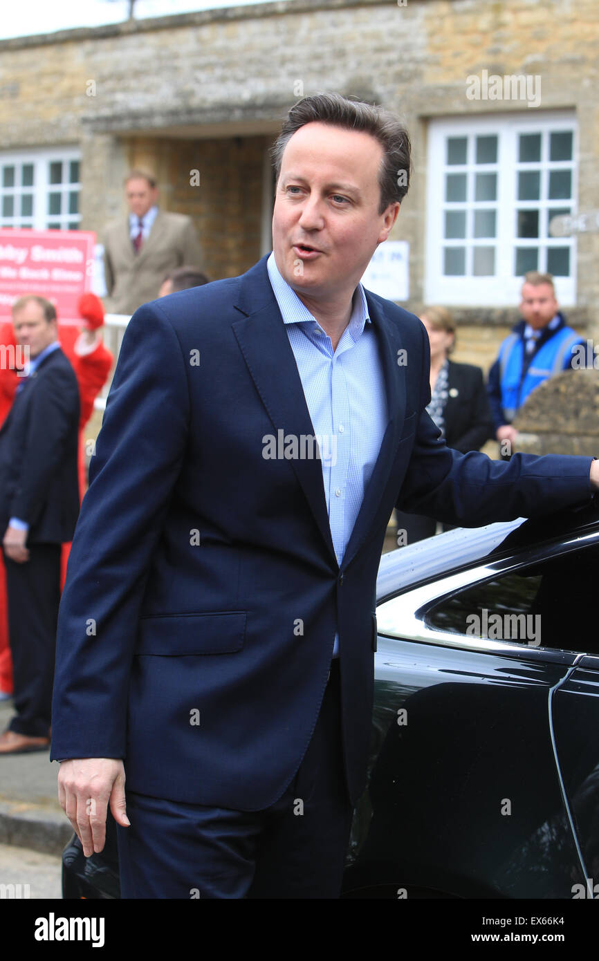 David Cameron votes in his constituency in Witney with his wife ...
