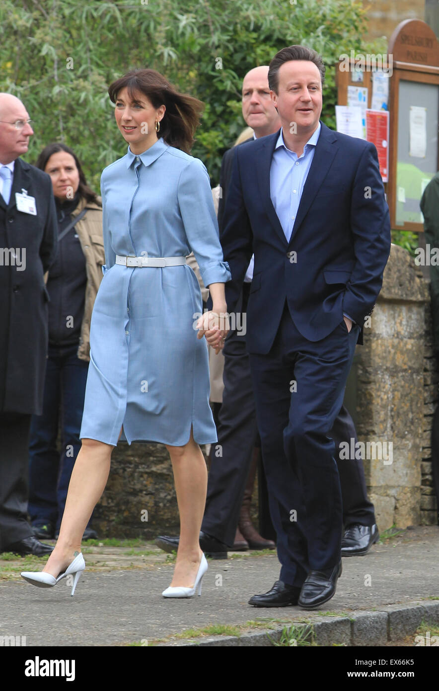 David Cameron votes in his constituency in Witney with his wife ...