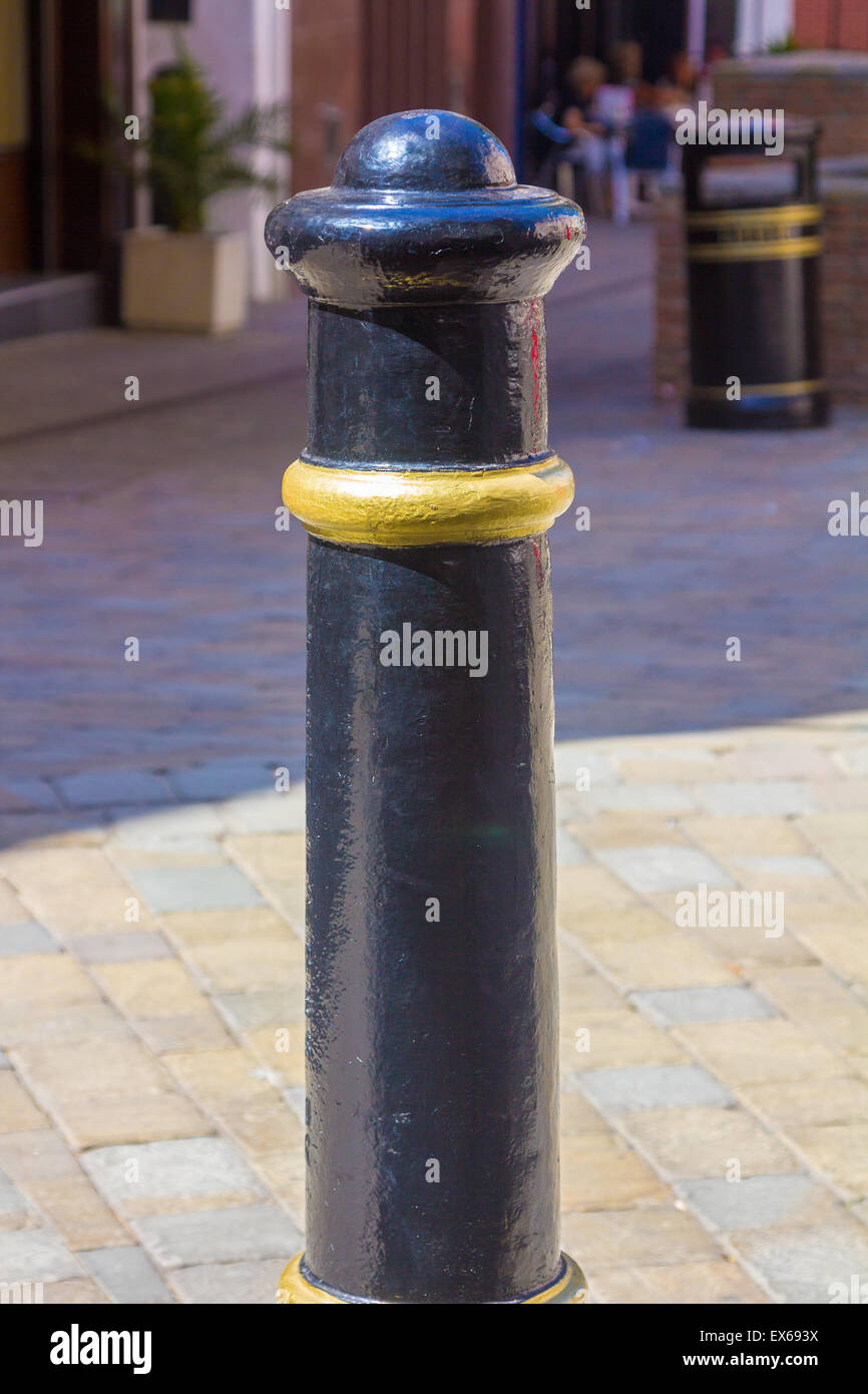 Black bollards hi-res stock photography and images - Alamy