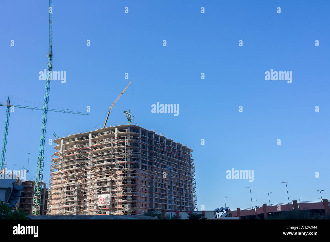 Construction a modern skyscrapers hi-res stock photography and images ...