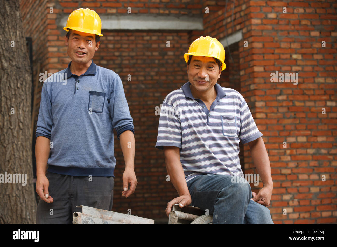 Portrait of two construction workers Stock Photo - Alamy