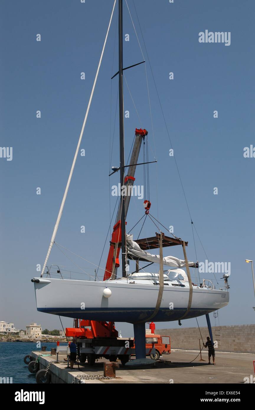 Italy, Apulia, launch of a sailboat in the marina of Otranto Stock ...