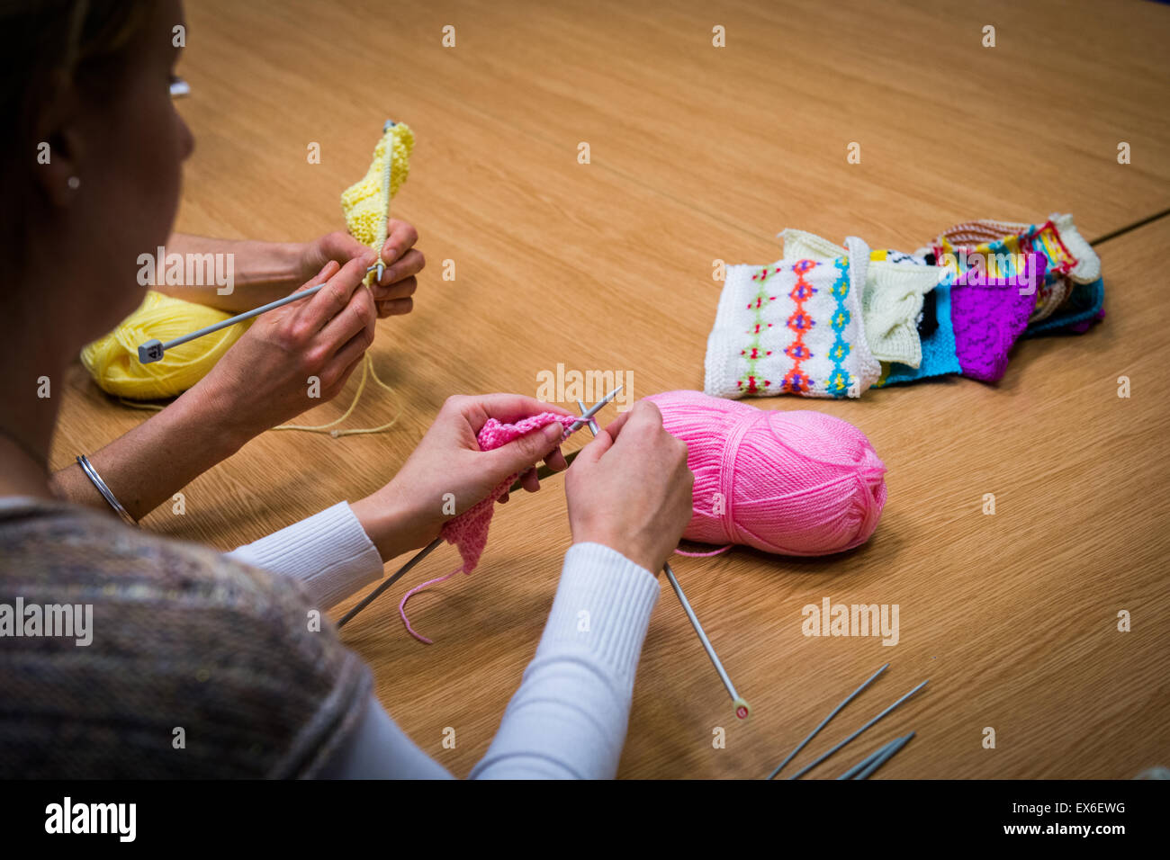 Knitting group hi-res stock photography and images - Alamy
