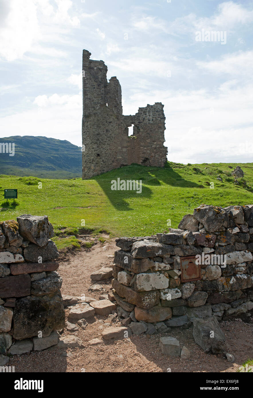 The Ruined shell of Ardvreck Castle on the shores of Loch Assynt ...