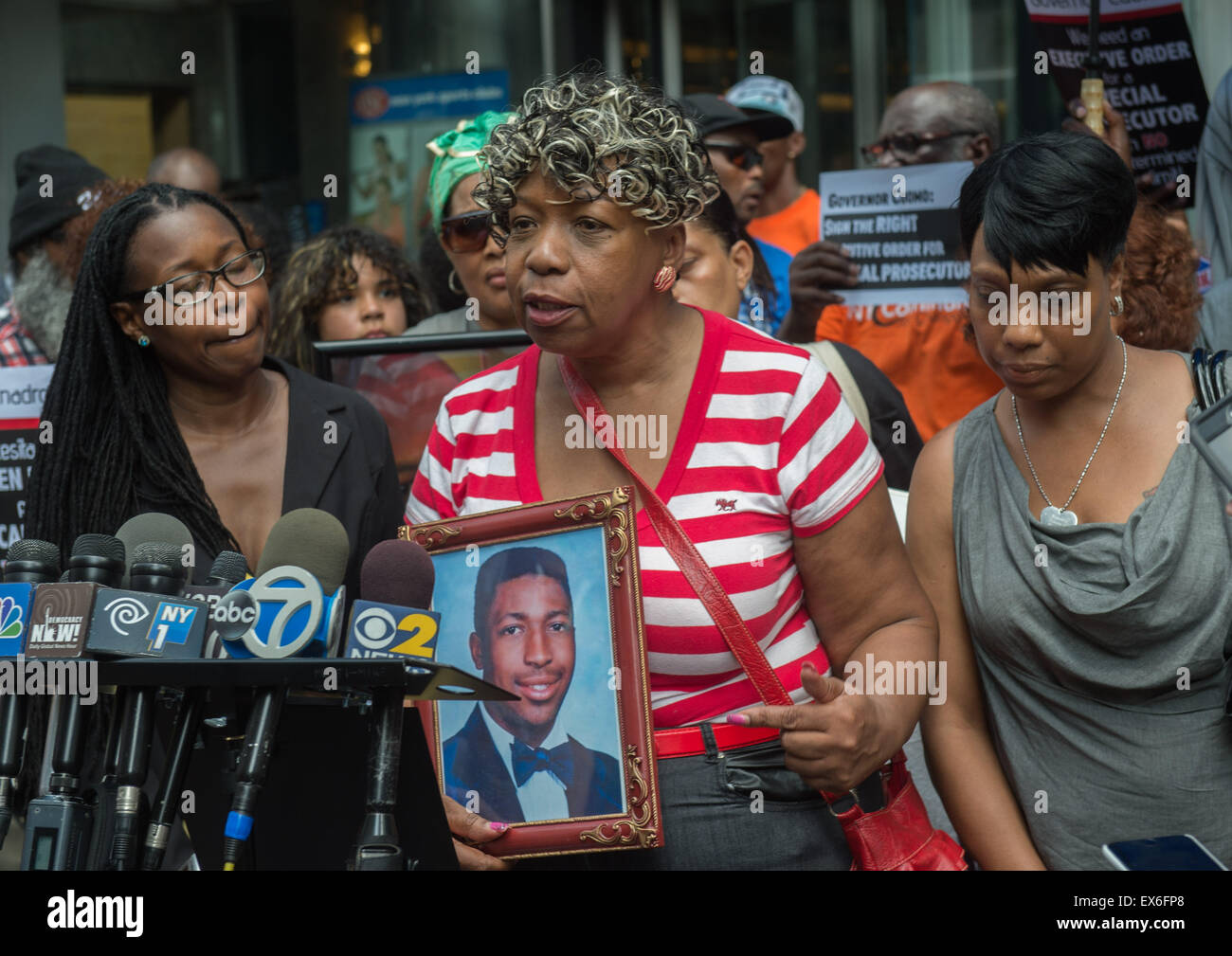 New York, New York, USA. 7th July, 2015. GWEN CARR mother of Eric ...