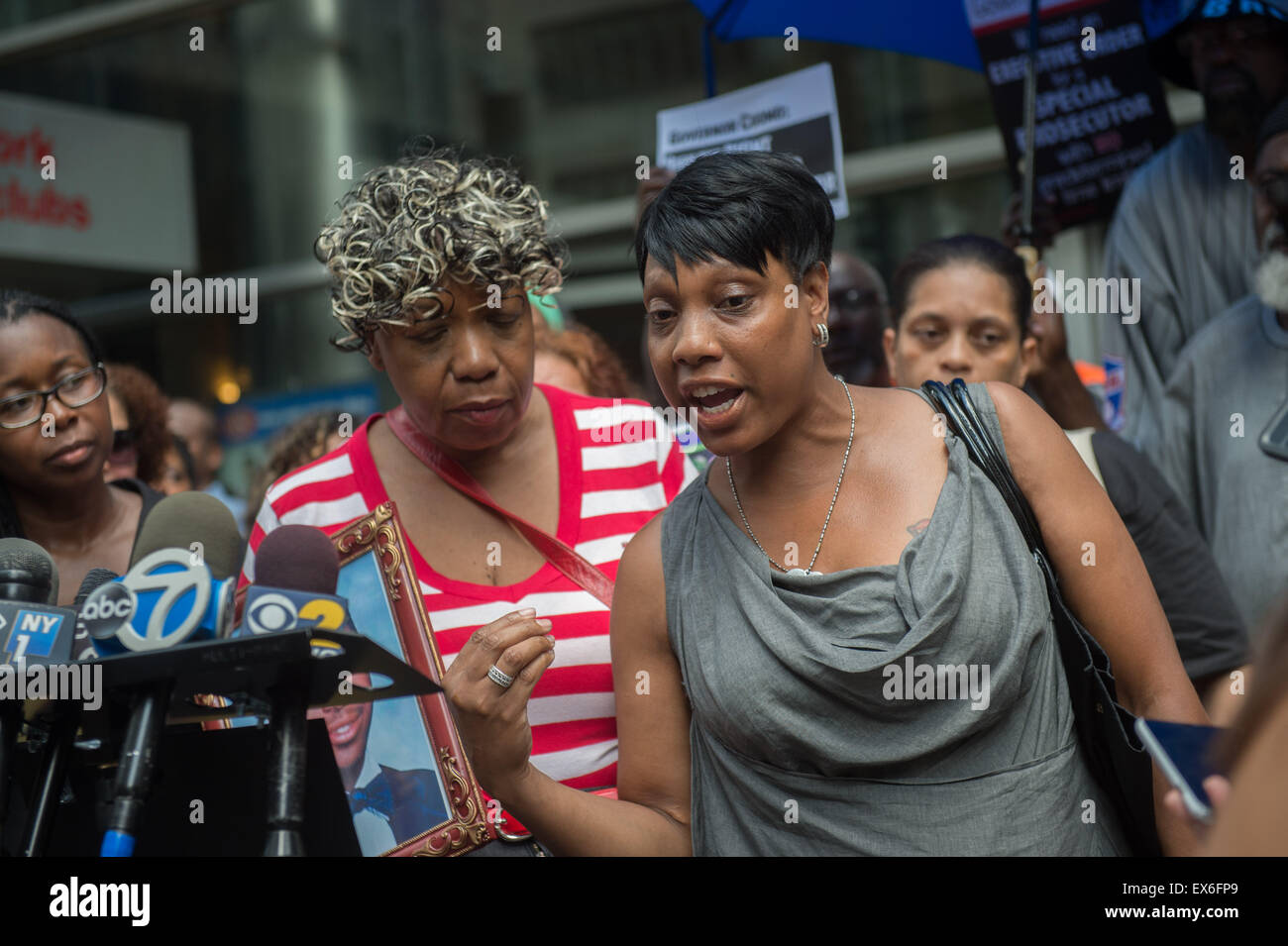 New York, New York, USA. 7th July, 2015. GWEN CARR mother of Eric ...