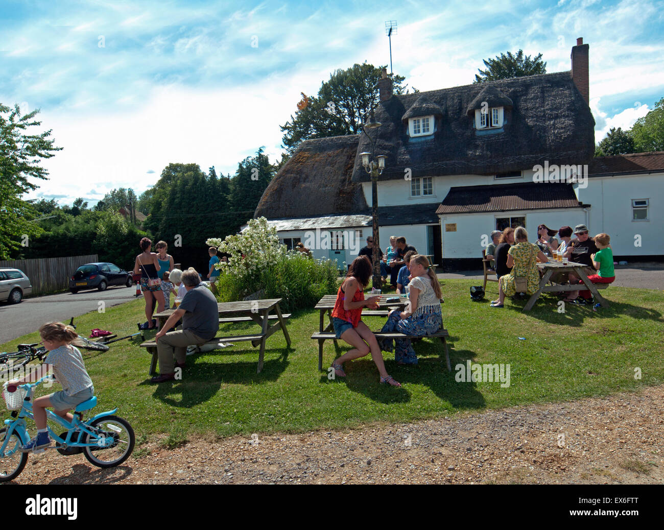 The garden of the The Coopers Arms pub in Pewsey, Wiltshire Stock Photo ...