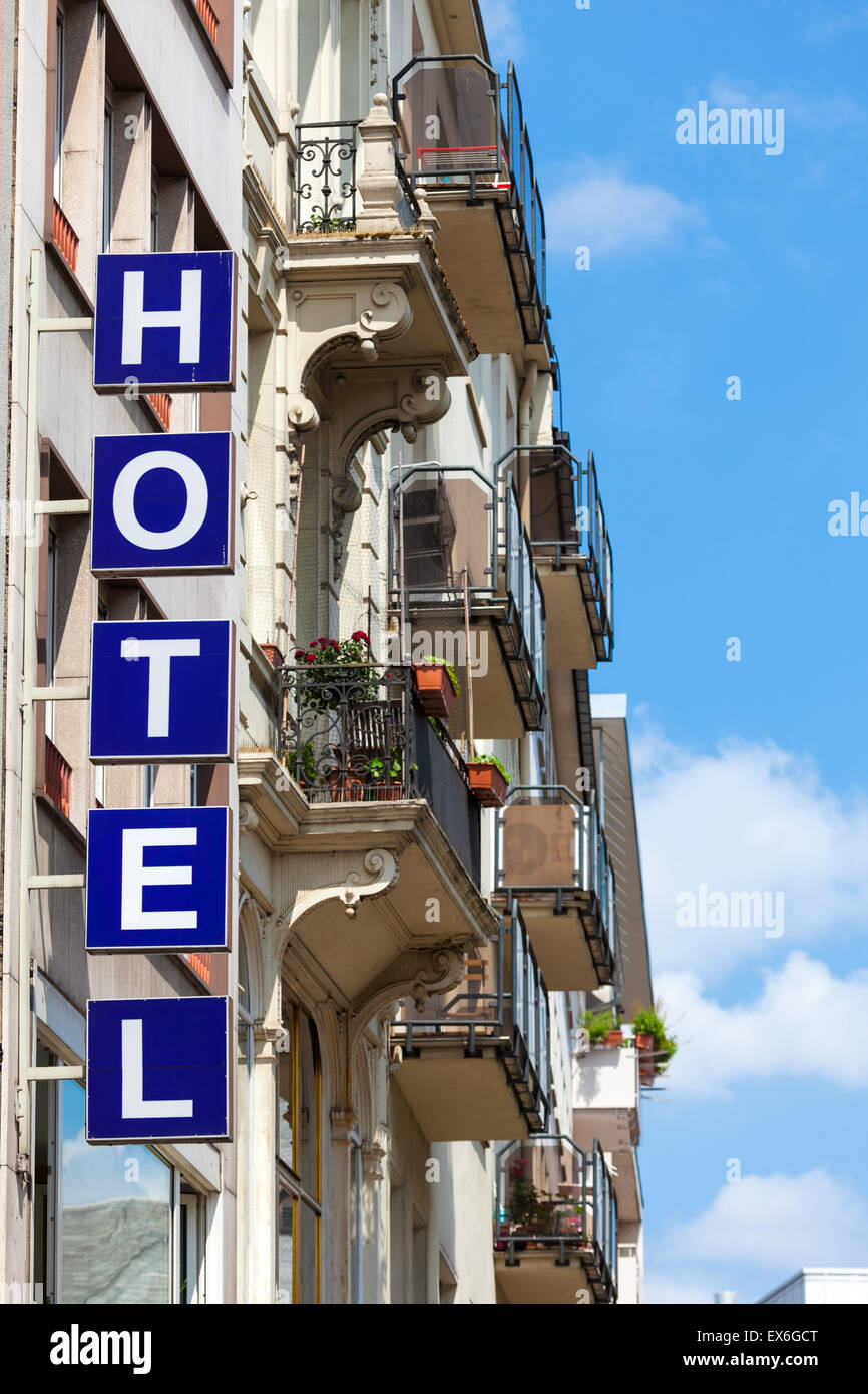 Vertical hotel sign hi-res stock photography and images - Alamy