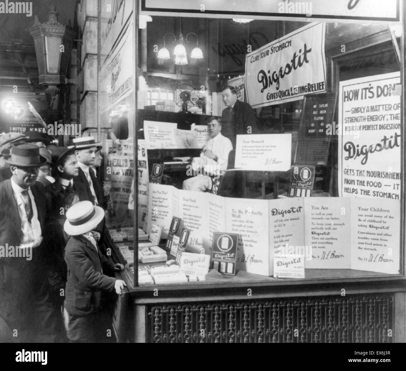 Drug store pharmacy Black and White Stock Photos & Images - Alamy