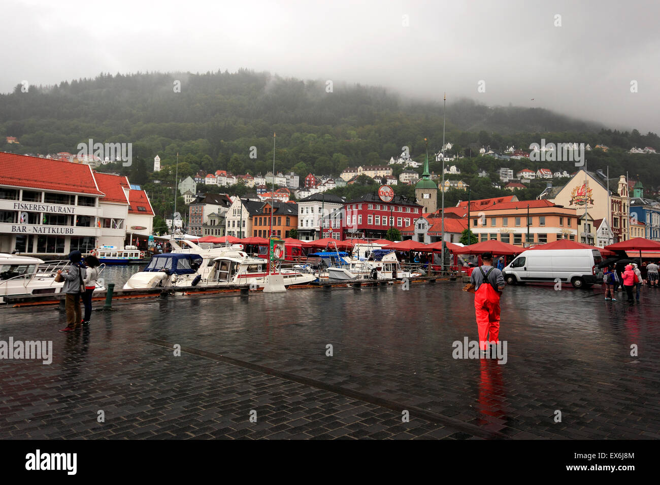 Bergen fish market norway harbour hi-res stock photography and images ...