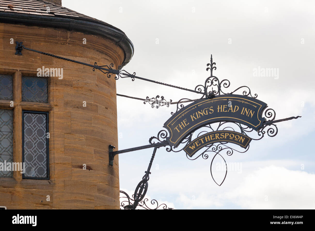 Sign for The Kings Head Inn Wetherspoon at Salisbury in June Stock ...