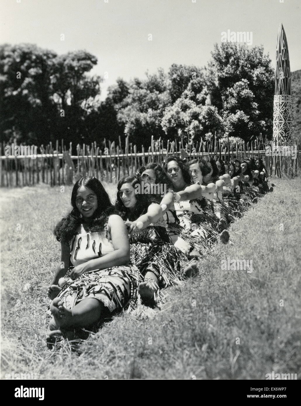 Canoe Poi, Maori Women in Rotorua, New Zealand 1930 Stock Photo - Alamy