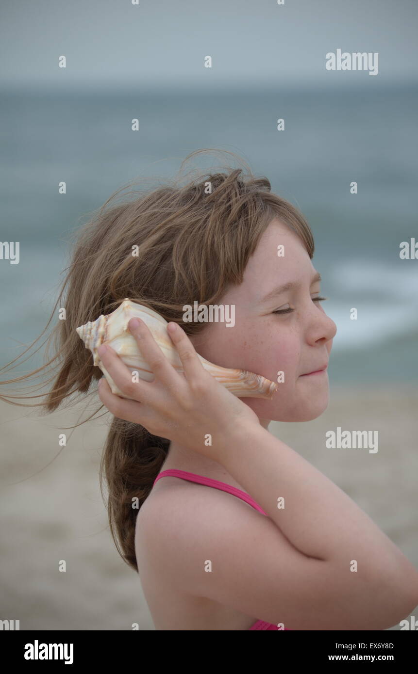 Girl sea shell hi-res stock photography and images - Alamy