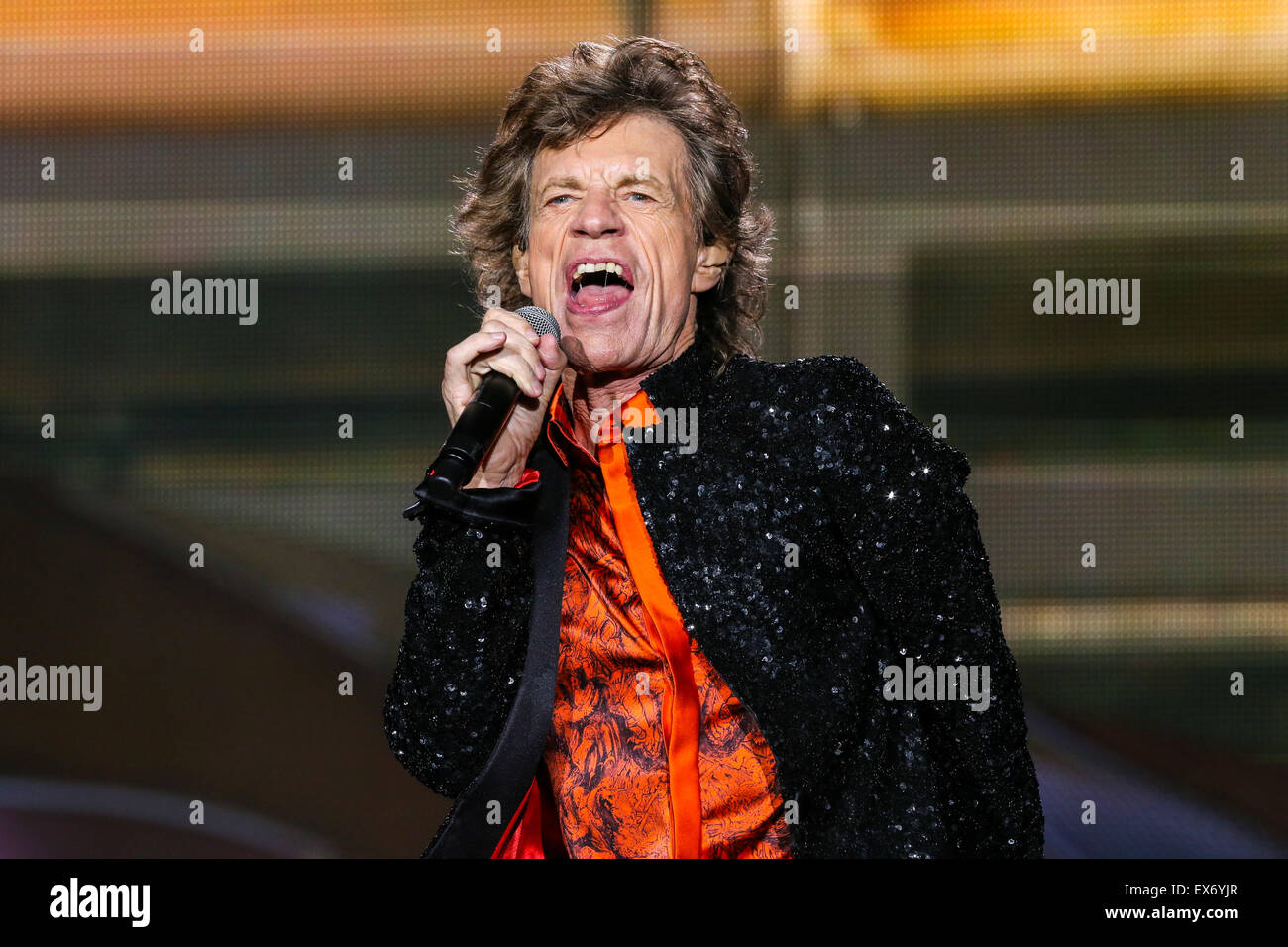 The rolling stones mick jagger singing hi-res stock photography and ...