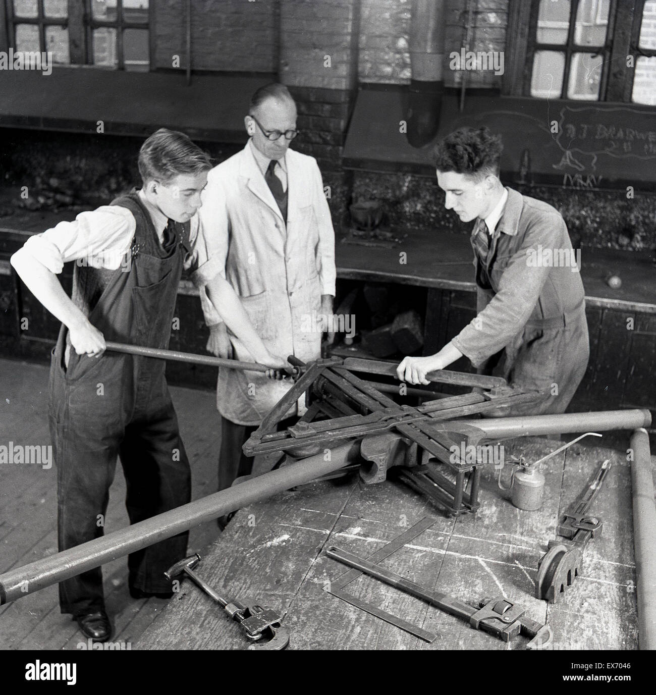 Historical 1950s young engineering apprentice hi-res stock photography ...