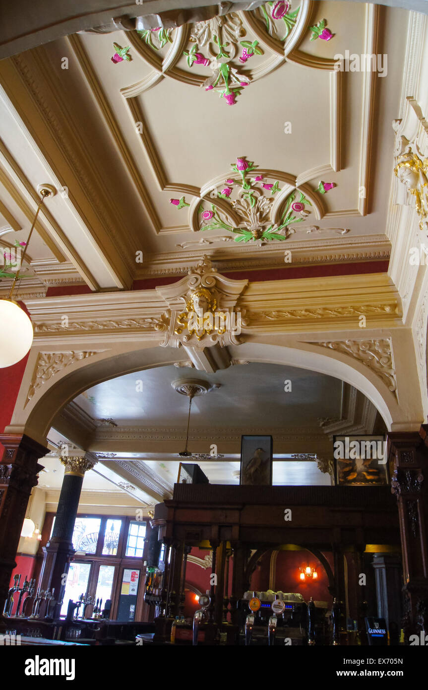 Old victorian pub interior hi-res stock photography and images - Alamy