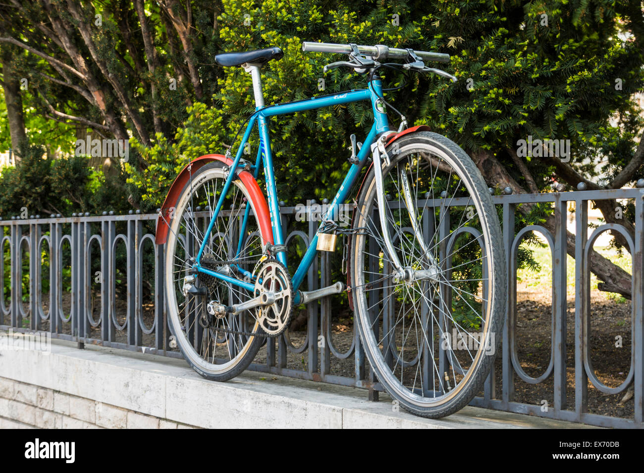 Bicycle padlocked to railings hi-res stock photography and images - Alamy