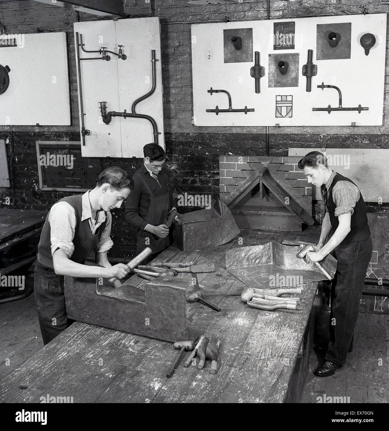 1950s historical male work bench hi-res stock photography and images ...