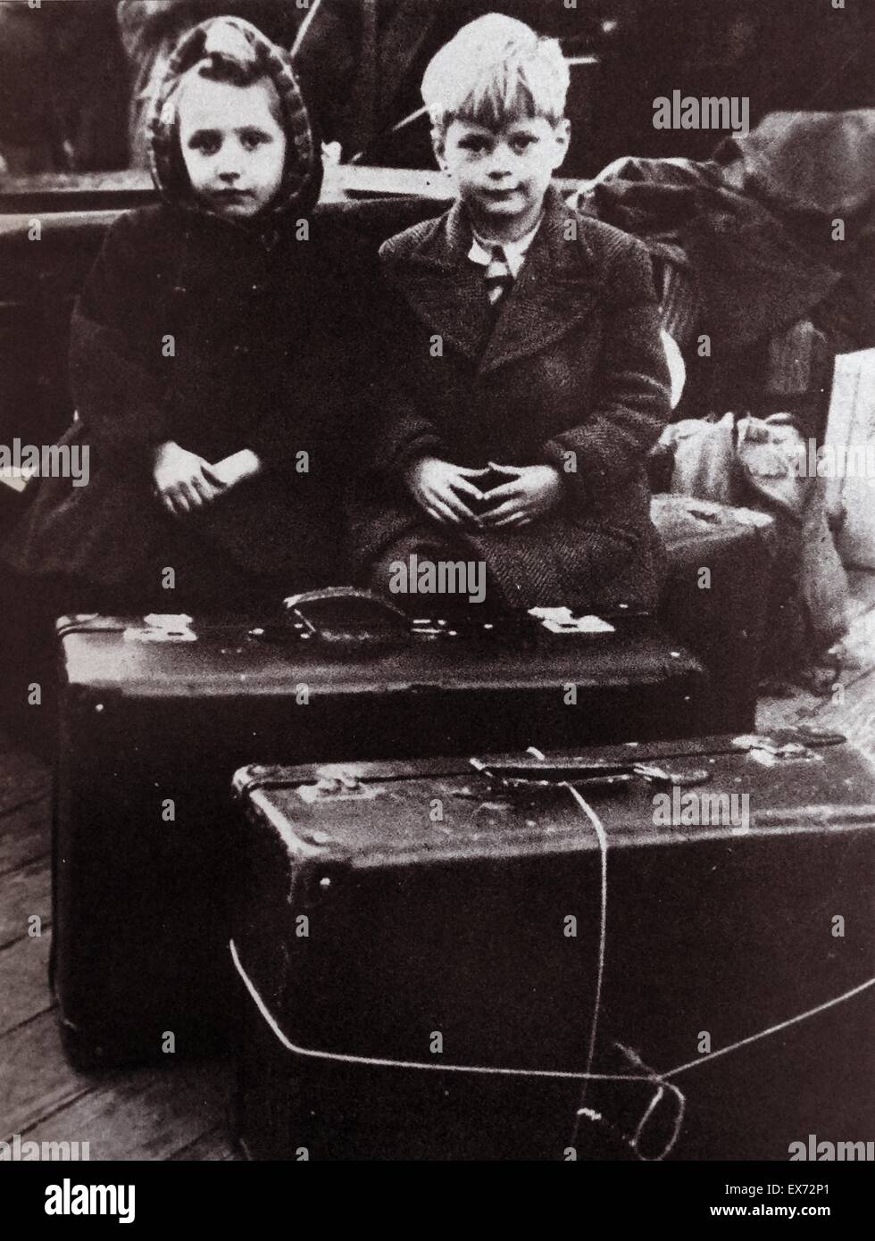 Spanish refugee children reach England, during the Spanish Civil War ...