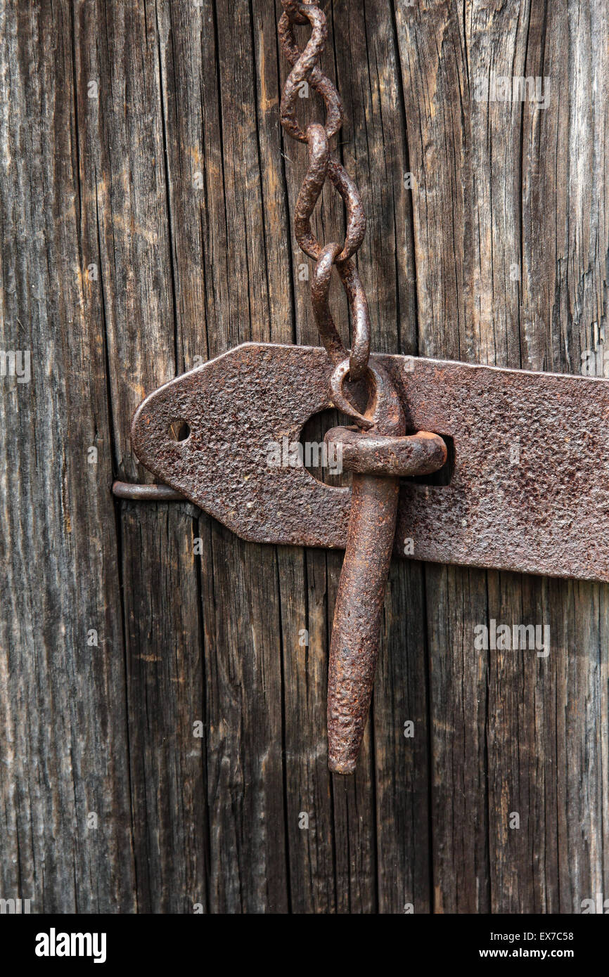 Rural stables barn door lock Stock Photo - Alamy