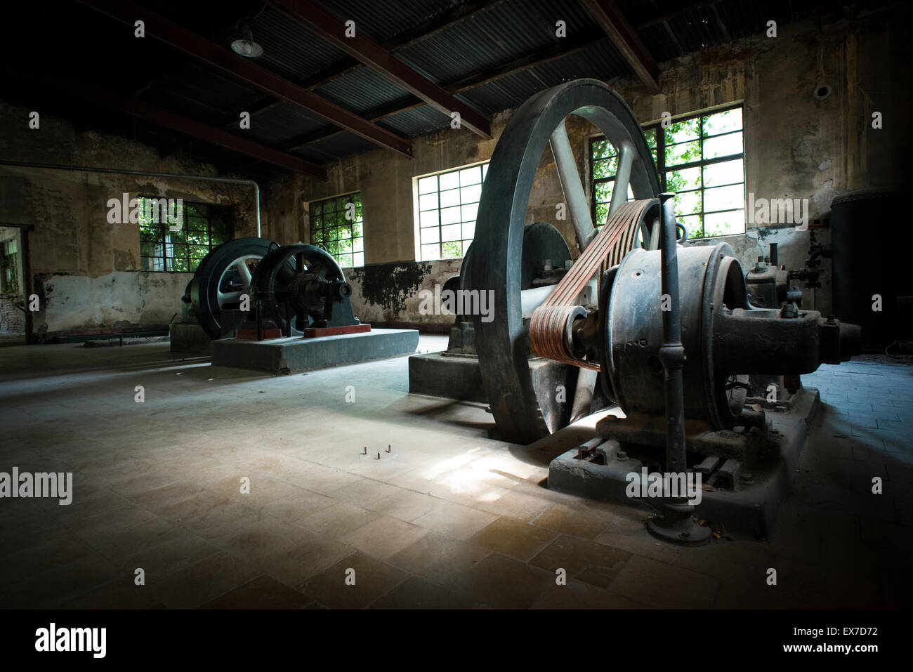 Empty factory floor hi-res stock photography and images - Alamy