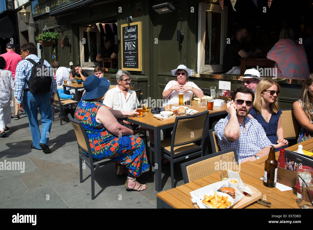 Corner pub london hi-res stock photography and images - Alamy