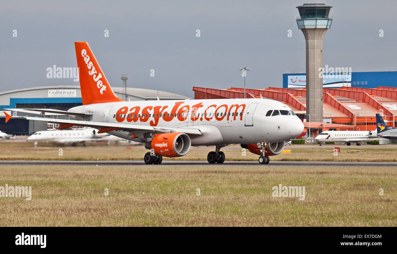 easyJet Airbus a319 G-EZNC taking off from London-Luton Airport LTN ...