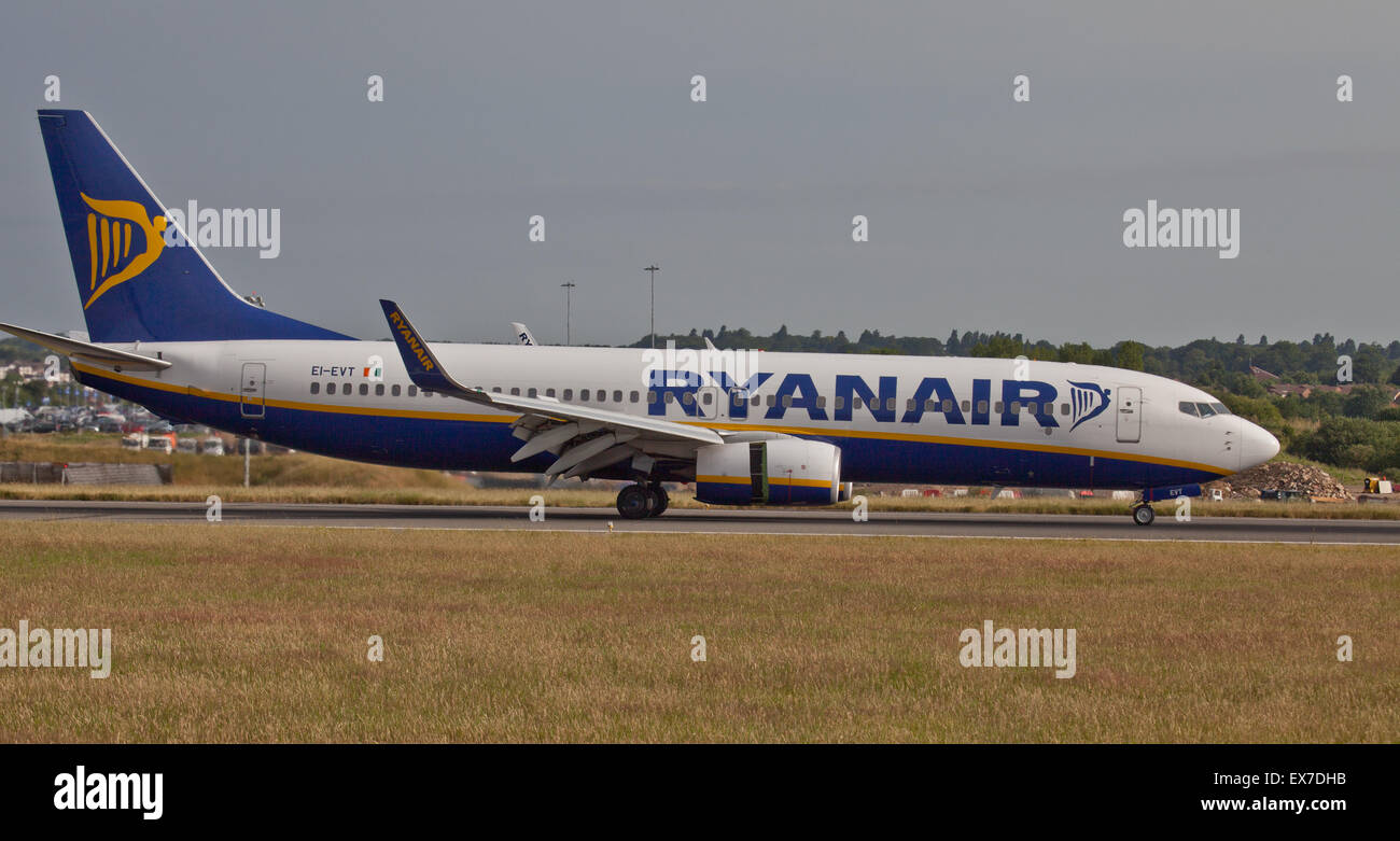 Ryanair Boeing 737 EI-EVT landing at London-Luton Airport LTN Stock ...