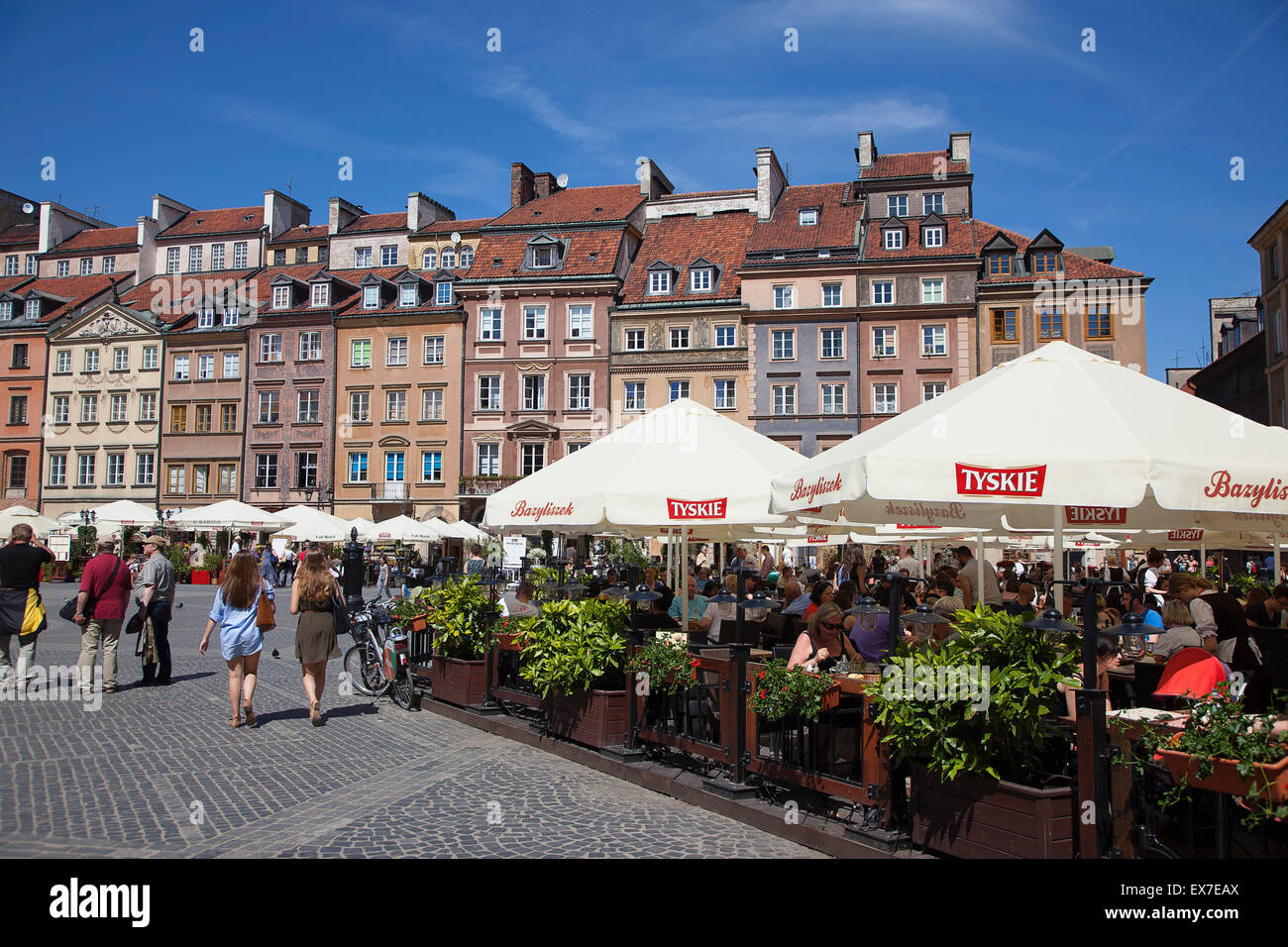 Poland, Warsaw, Old Town Square, rynek Starego Miasta, Tourists sat at ...