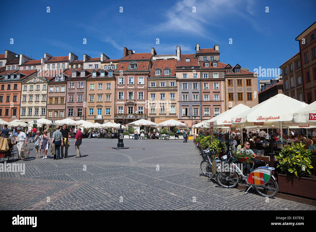 Poland, Warsaw, Old Town Square, rynek Starego Miasta, Tourists sat at ...