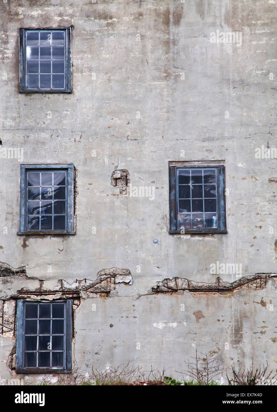 Dirty old windows hi-res stock photography and images - Alamy