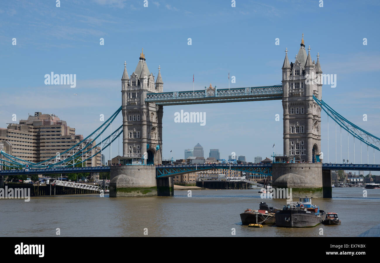 Blue bridge london hi-res stock photography and images - Alamy
