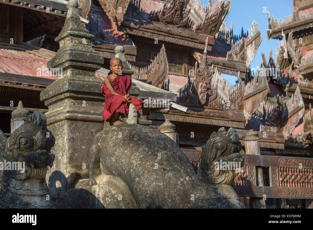 Novice monk by temple hi-res stock photography and images - Alamy