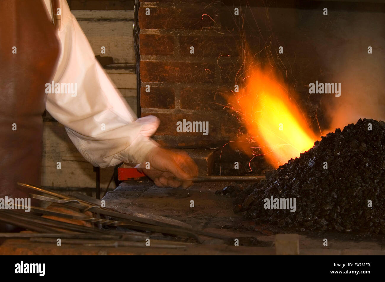 Blacksmith reenactor hi-res stock photography and images - Alamy