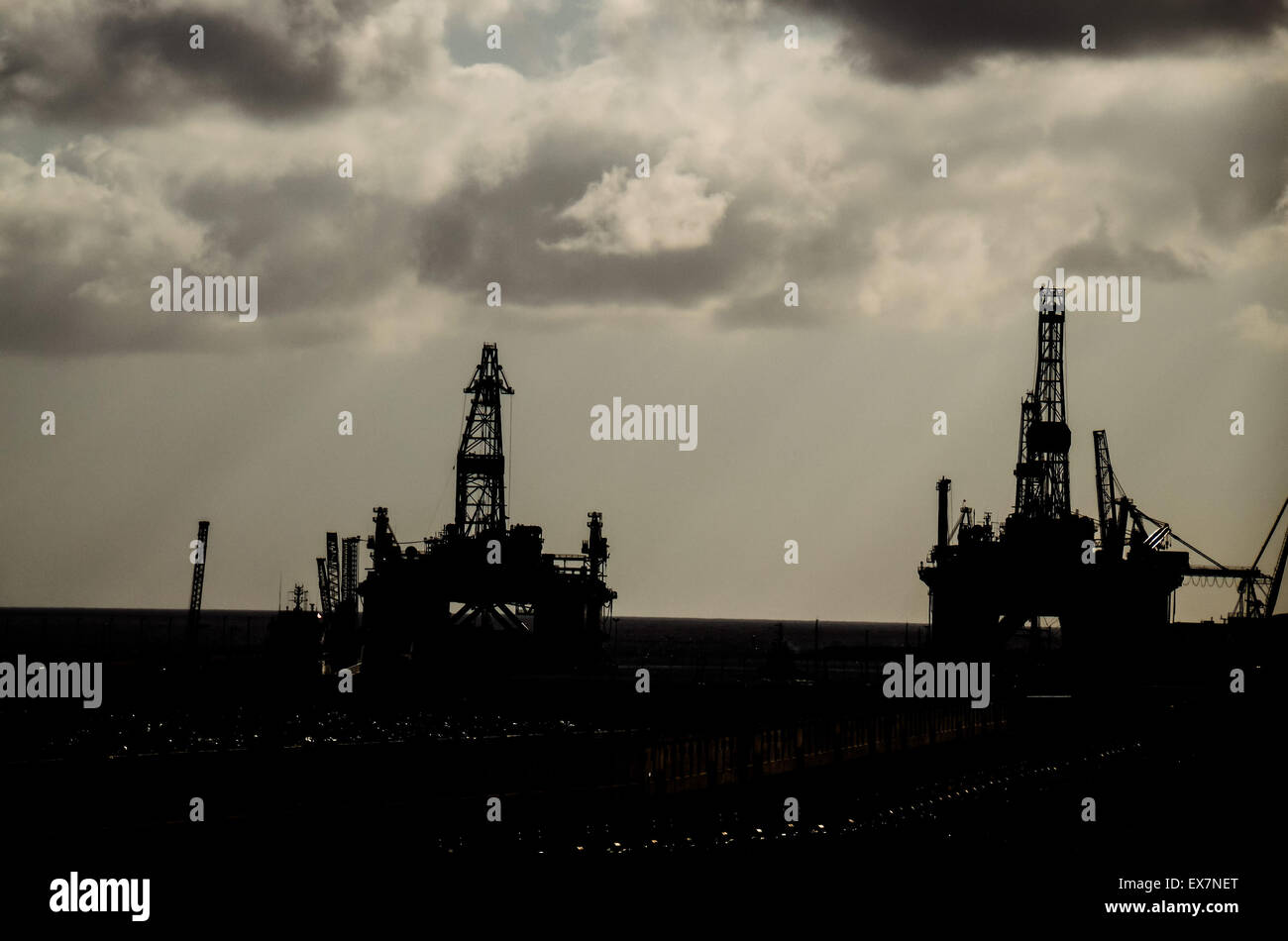 Oil Drilling Rig Silhouette Stock Photo - Alamy