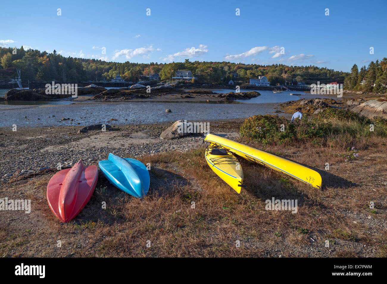 Yellow and red kayaks hi-res stock photography and images - Alamy
