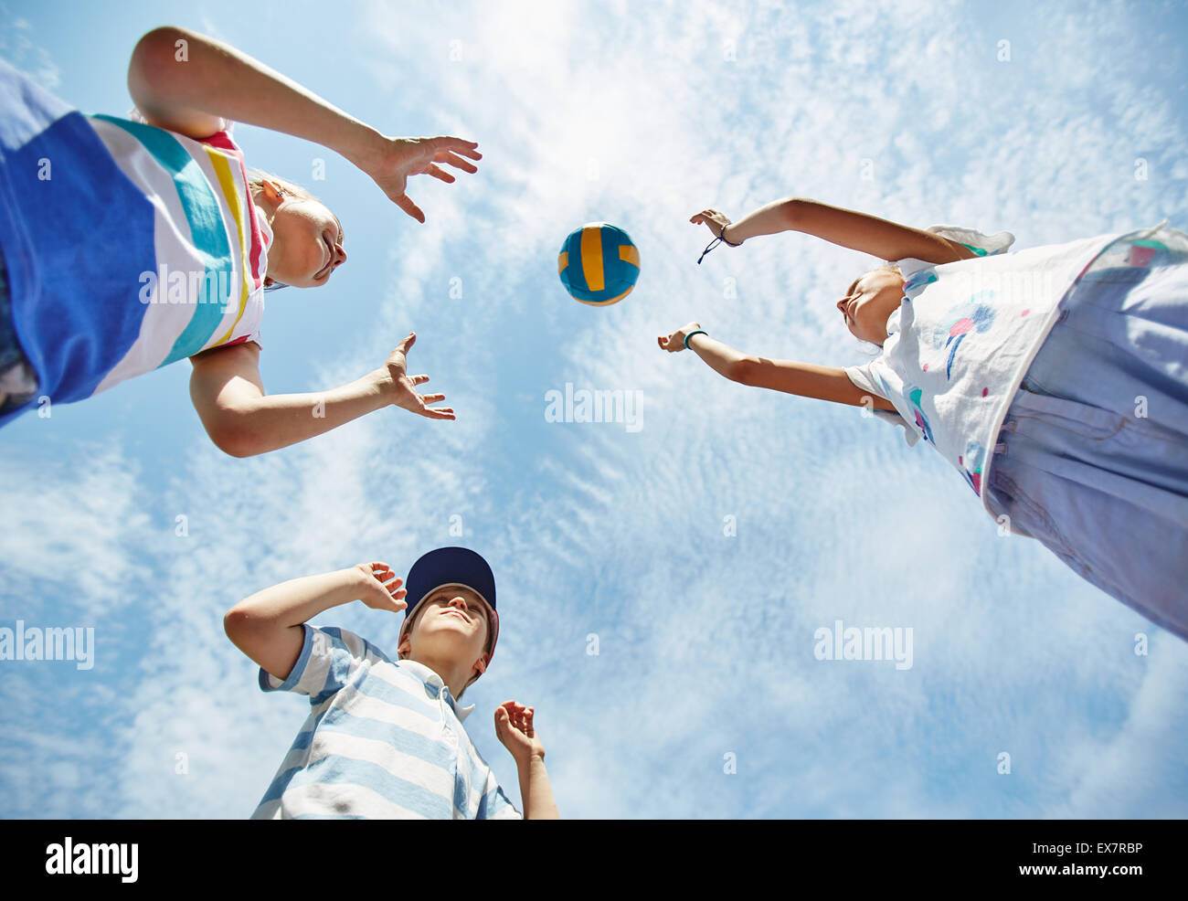 Kids playing volleyball hi-res stock photography and images - Alamy