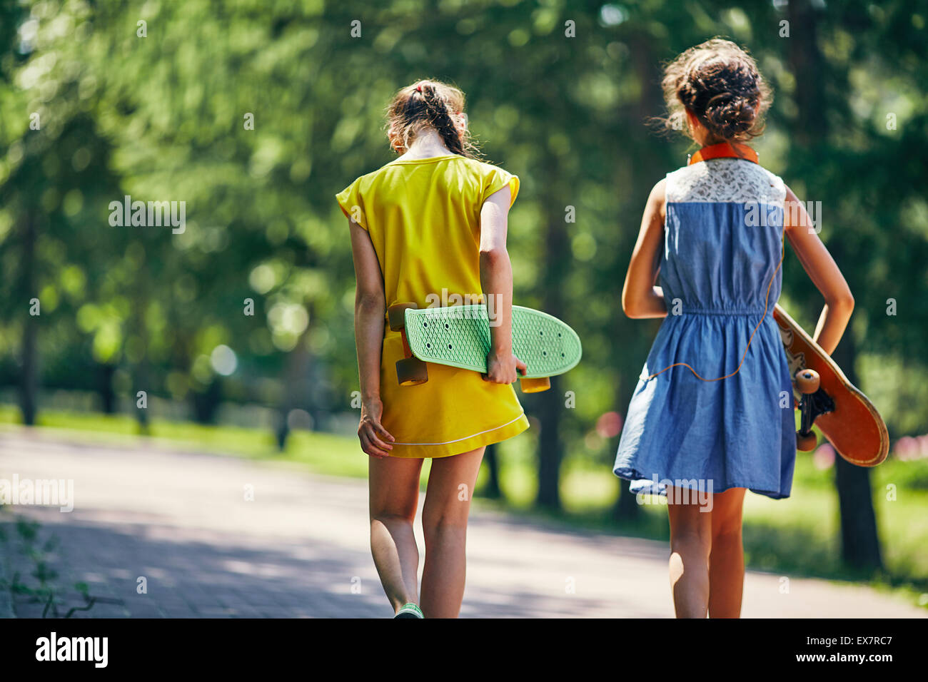 Girls backs hi-res stock photography and images - Alamy