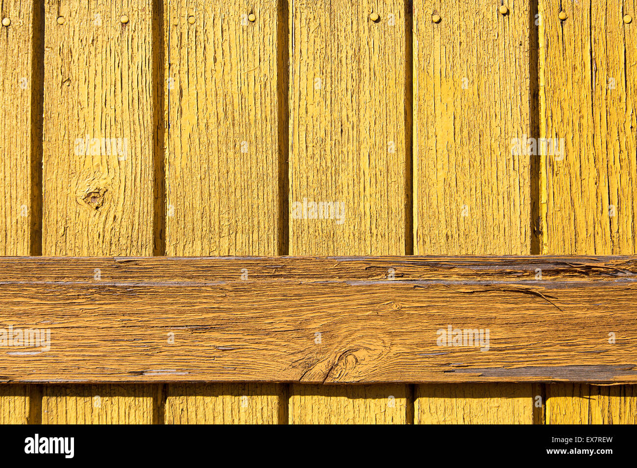 Yellow boards hi-res stock photography and images - Alamy