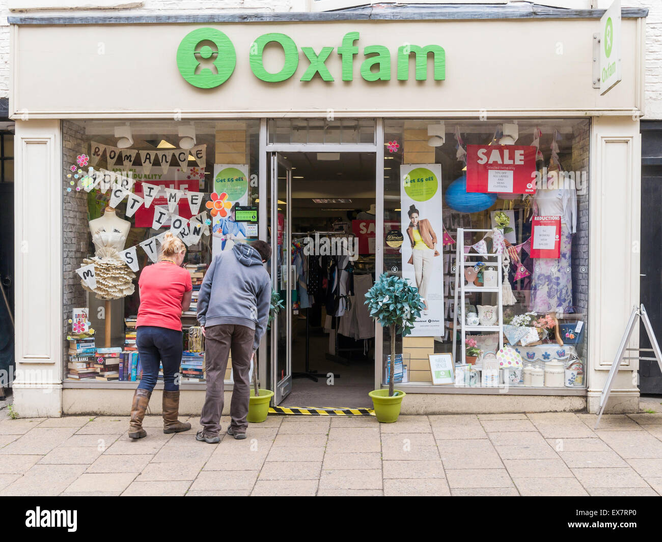 Charity shop hi-res stock photography and images - Alamy