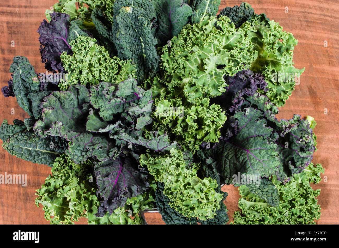 Red and green kale leaves arranged Stock Photo - Alamy