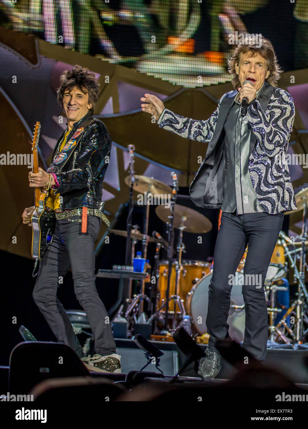 Detroit, Michigan, USA. 8th July, 2015. MICK JAGGER and RONNIE WOODS of ...