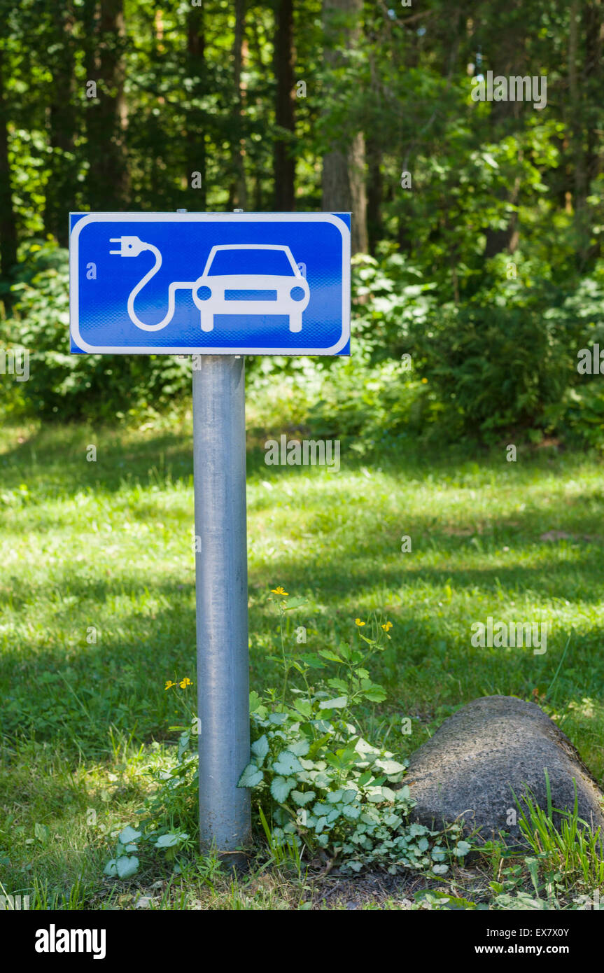 Station road sign hi-res stock photography and images - Alamy