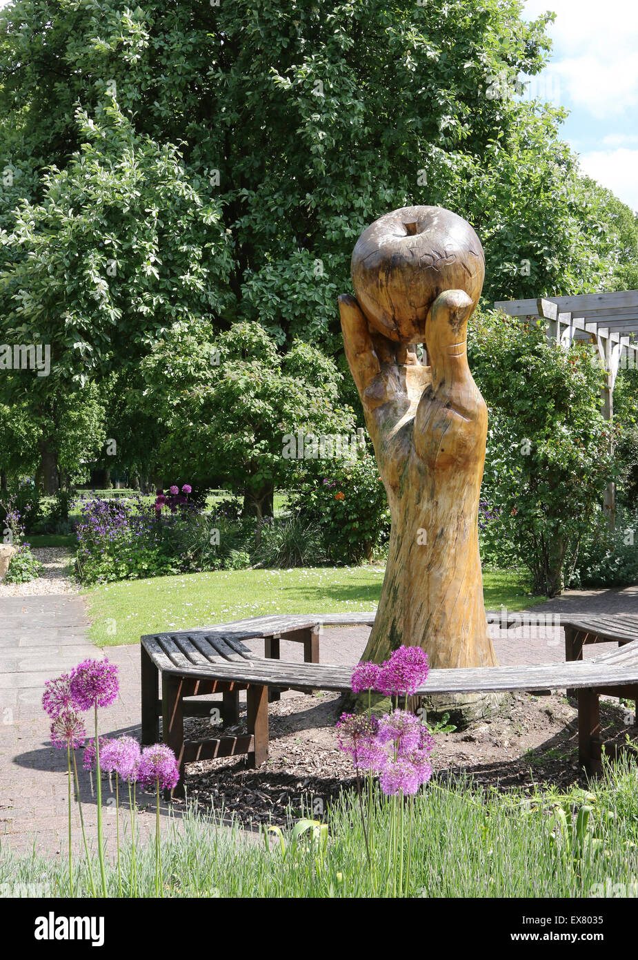 Sir isaac newton and apple hi-res stock photography and images - Alamy