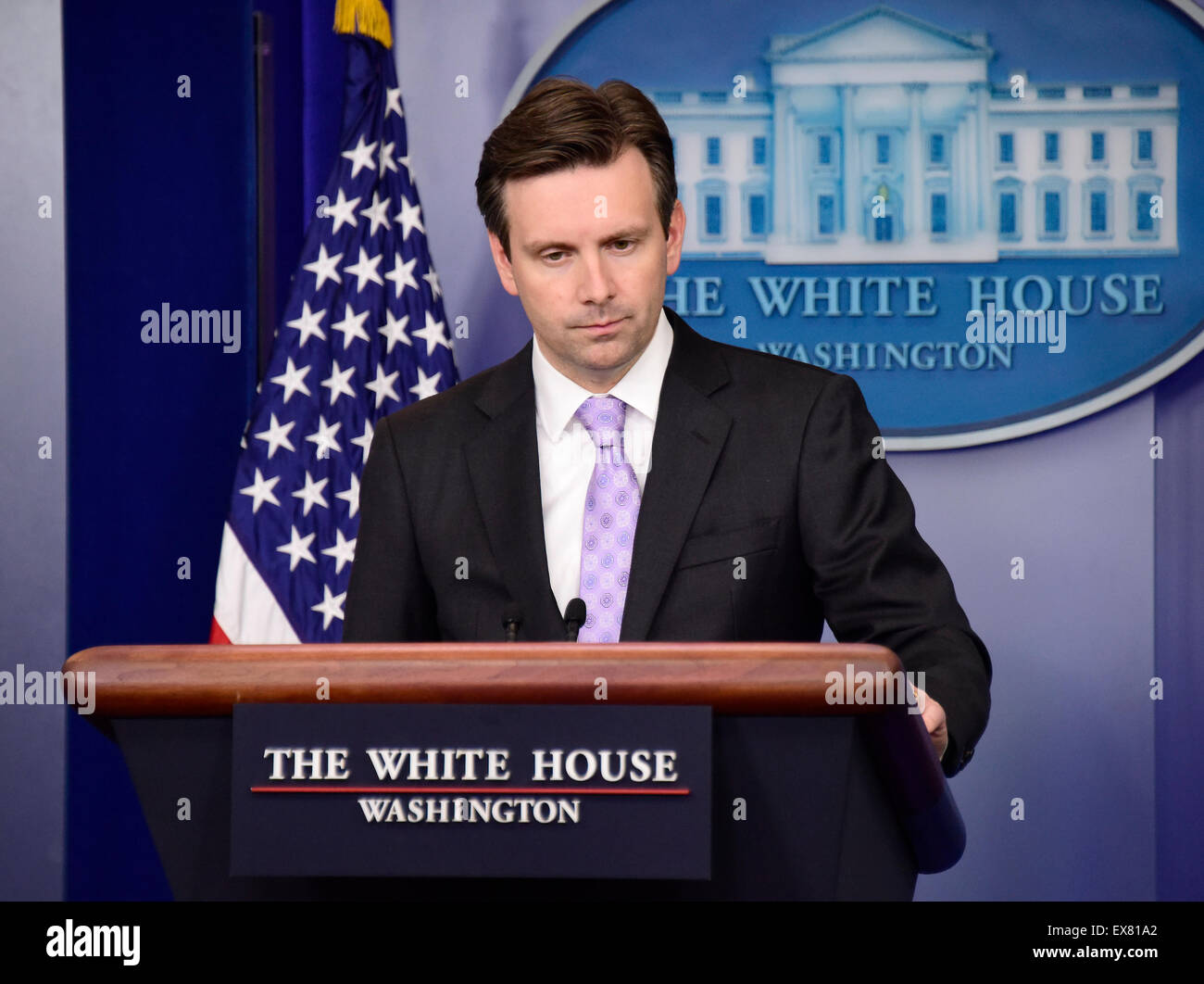 White House Press Secretary Josh Earnest conducts the daily briefing in ...