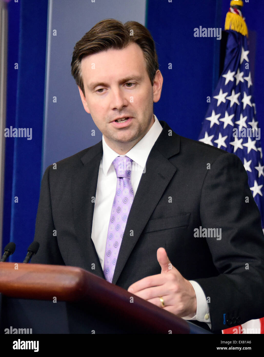 White House Press Secretary Josh Earnest conducts the daily briefing in ...