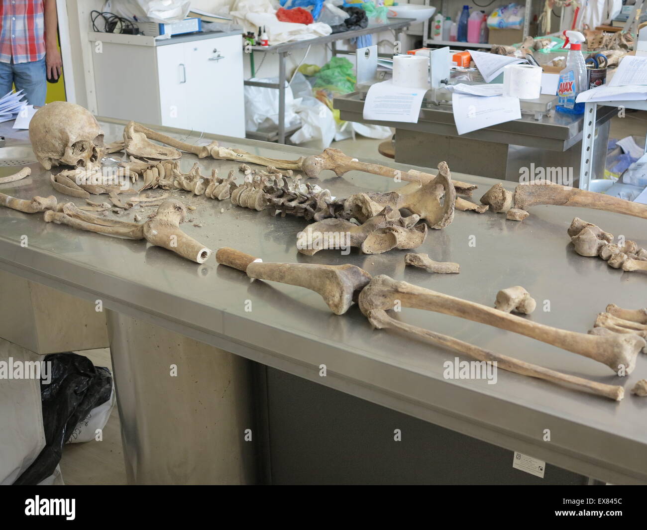 Autopsy table centre hi-res stock photography and images - Alamy