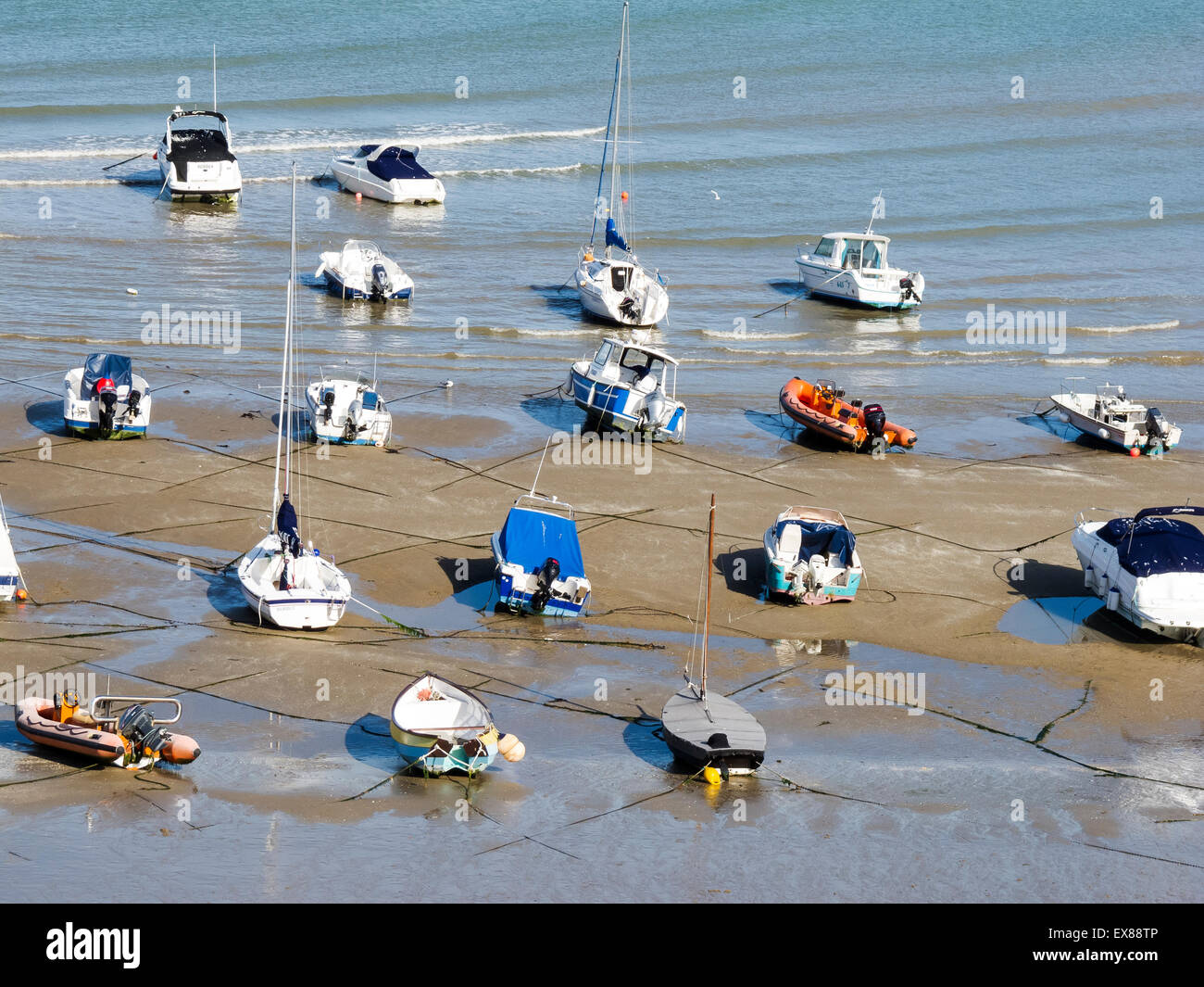 Yachts and boats tied up hi-res stock photography and images - Alamy