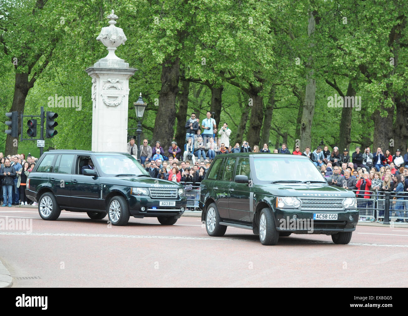 Queen Elizabeth II arriving at Buckingham Palace to meet with British ...
