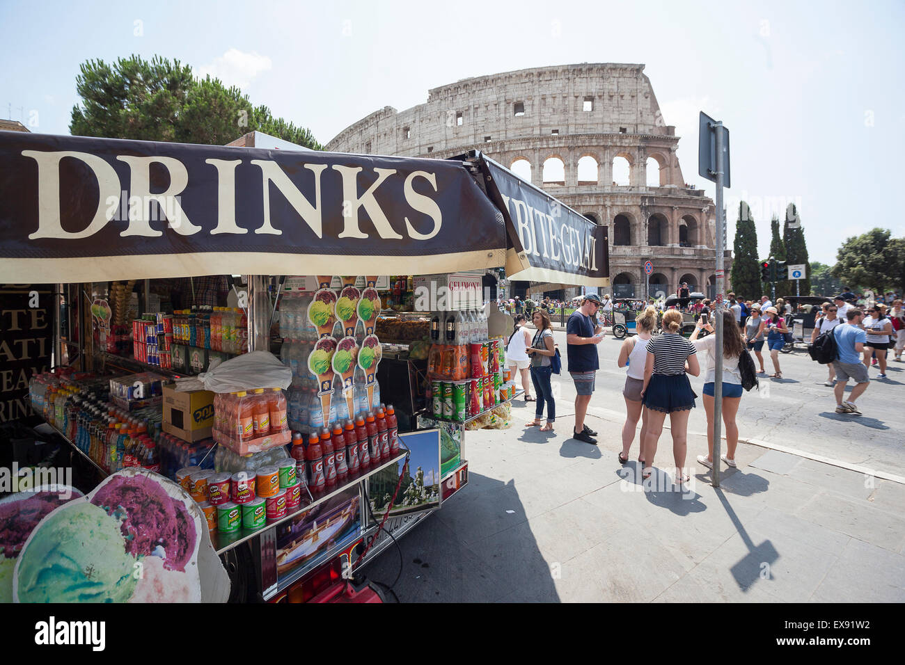 Colosseum rome italy food vendor hi-res stock photography and images ...